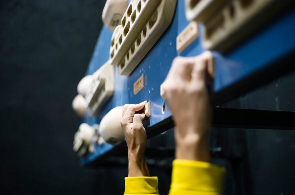 Hangboarding for Everyone: How to Adjust it to your strength